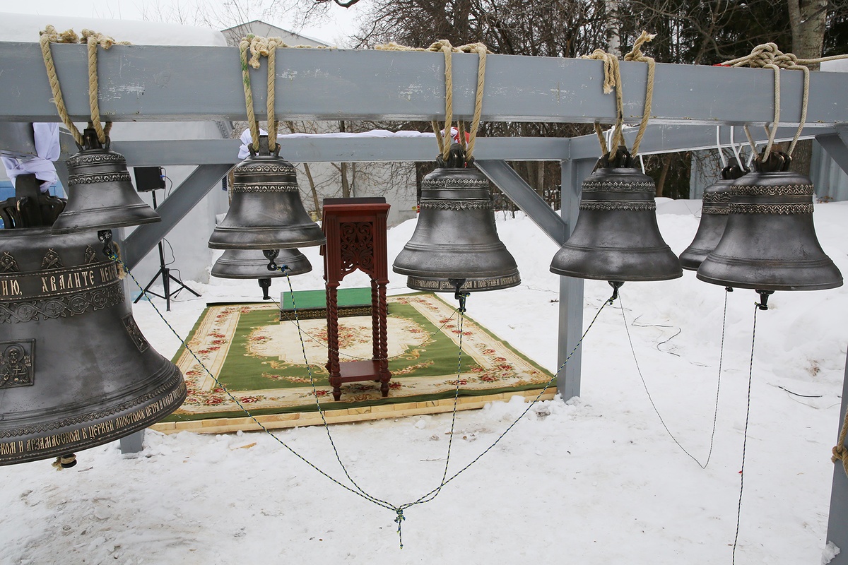 Новые колокола для Петропавловской церкви освятили в Нижнем Новгороде